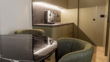 Quarto Deluxe | Cozinha privada | Minifrigorífico, uma placa de cozinha