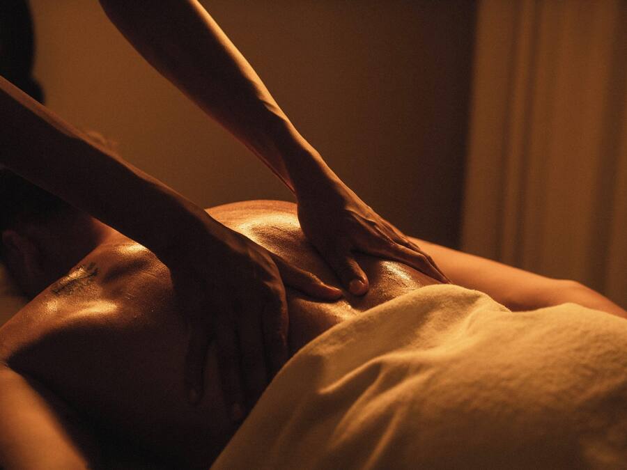 Uma pessoa recebendo uma massagem nas costas.