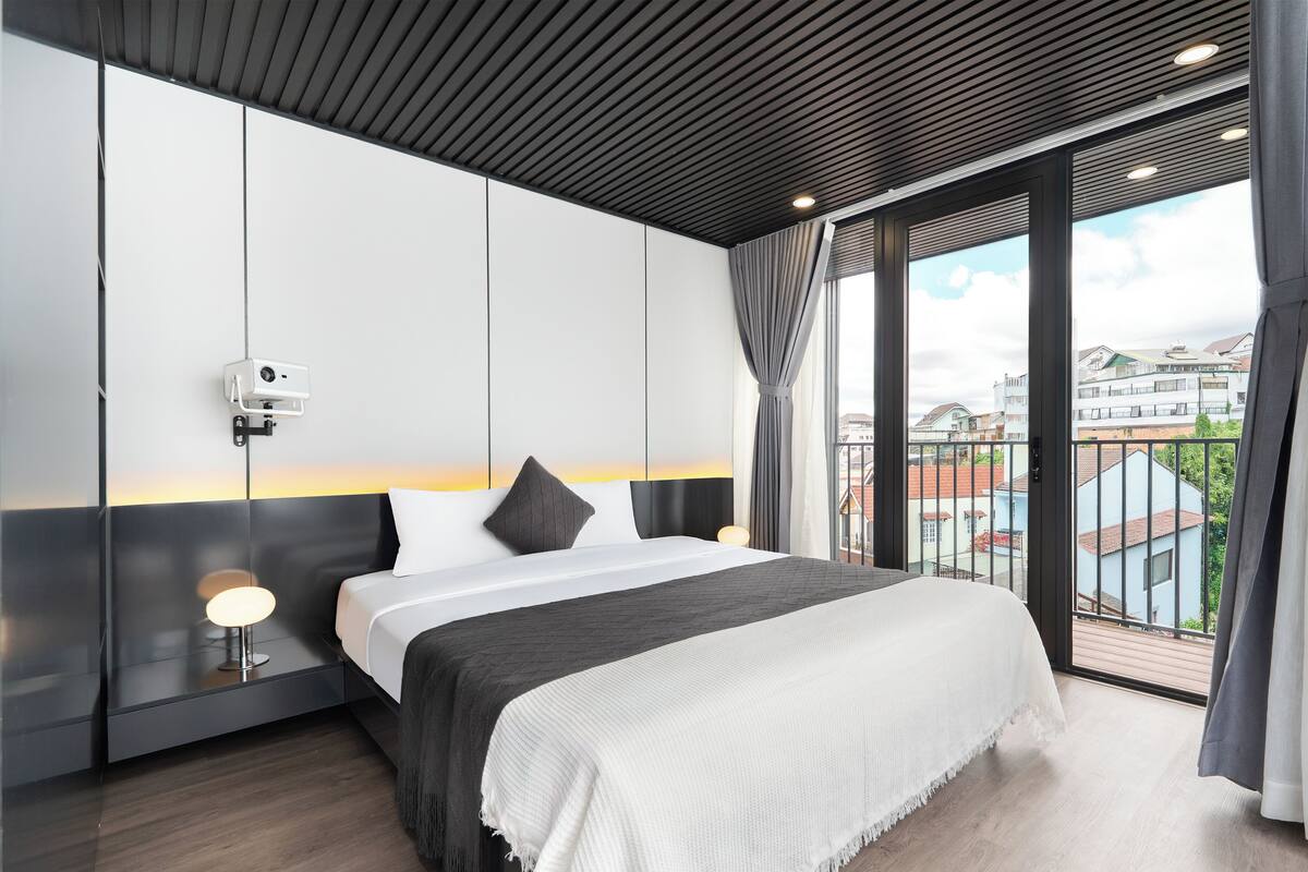 Quarto luxo | Cortinas blackout, ferros/tábuas de passar roupa, Wi-Fi de cortesia