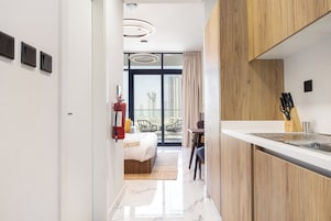 Estúdio Deluxe, varanda, Vista para a cidade | Cofre no quarto, ferro/tábua de engomar, Wi-fi grátis