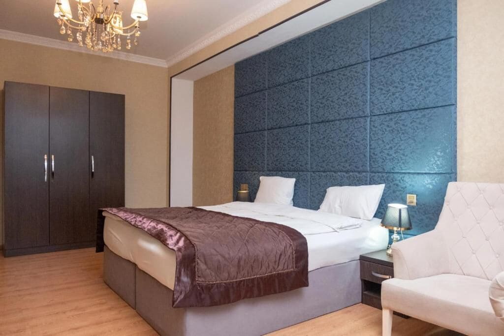 Roupas de cama premium, frigobar, cofres nos quartos