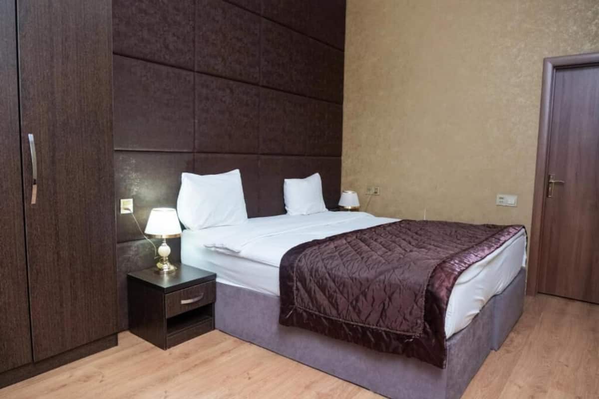 Roupas de cama premium, frigobar, cofres nos quartos