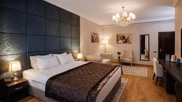 Quarto Triplo Familiar | Roupa de alta qualidade, minibar, cofre no quarto