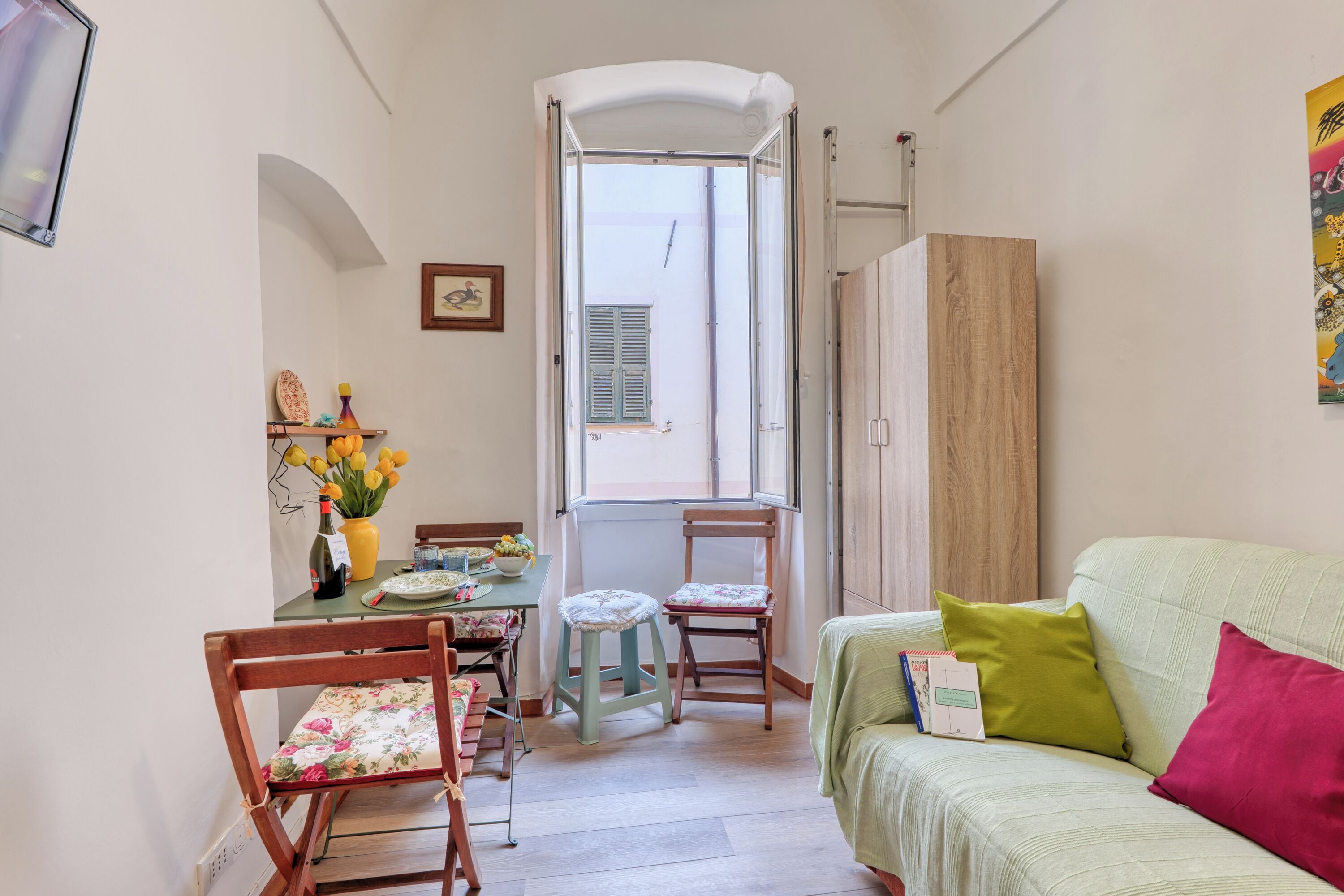 Apartamento standard, vários quartos, 2 banheiros (Aurora La Petite Maison) | Área de estar | TV 21 polegadas com canais a cabo