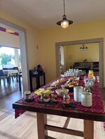 Pequeno-almoço self-service diário incluído 