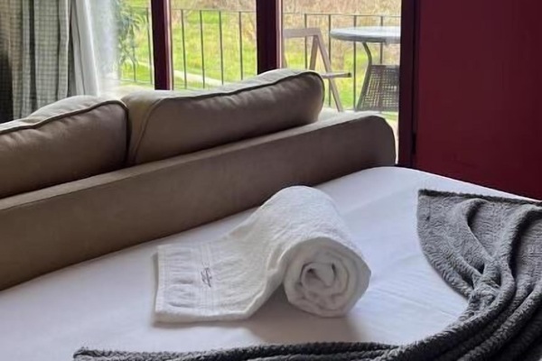 Quarto Clássico com Cama de Casal | Secretária, secretária adequada para computadores portáteis