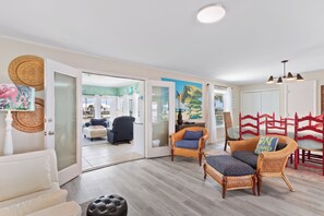 Casa Signature, 5 quartos, pátio, vista para a praia | Sala | Smart TV de 65 polegadas com canais digitais