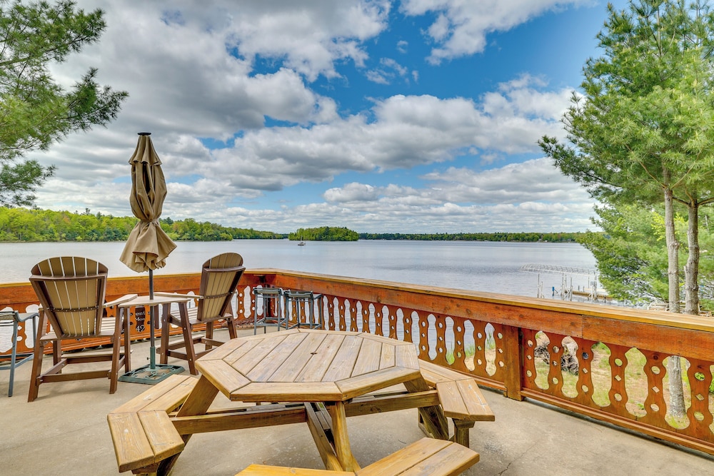 Gorgeous Lake Arbutus Getaway W/ Dock & Boat House - Black River State Forest, Black River Falls