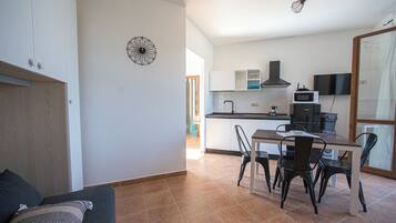 Apartamento Superior, 1 cama queen-size e sofá-cama, vista para o mar, na torre | Cozinha privada | Um frigorífico/congelador grande, um micro-ondas, uma placa de cozinha