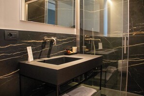 Quarto Elite | Casa de banho | Um secador de cabelo, chinelos, um bidé, toalhas fornecidas 