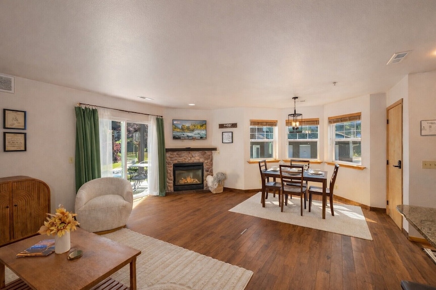 New Listing-edelweiss Escape-in Town, Pool, Hot Tub - Washington