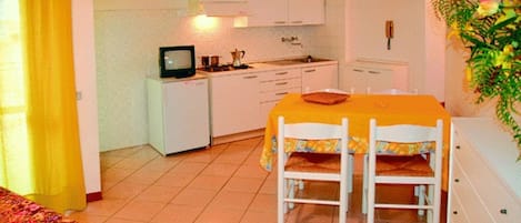Apartamento, sacada, vista para o oceano | Sala de jantar