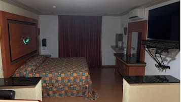 Quarto Standard, Vista para a cidade | Secretária, secretária adequada para computadores portáteis