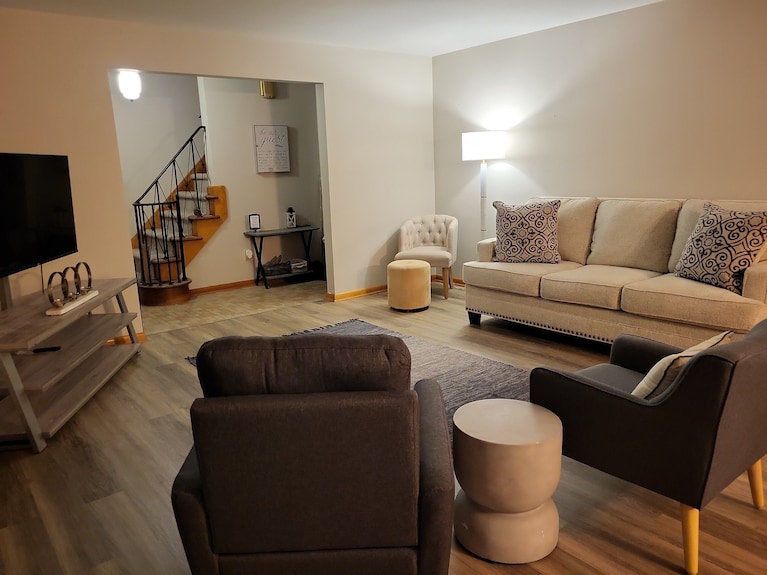 Spacious 4-bdrm House 30 Mins Cedar Point, Walking Distance Beach, Tennis Court - Lakeview Beach, OH