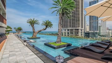 Piscina exterior, guarda-sóis, espreguiçadeiras