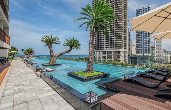 Piscina exterior, guarda-sóis, espreguiçadeiras 