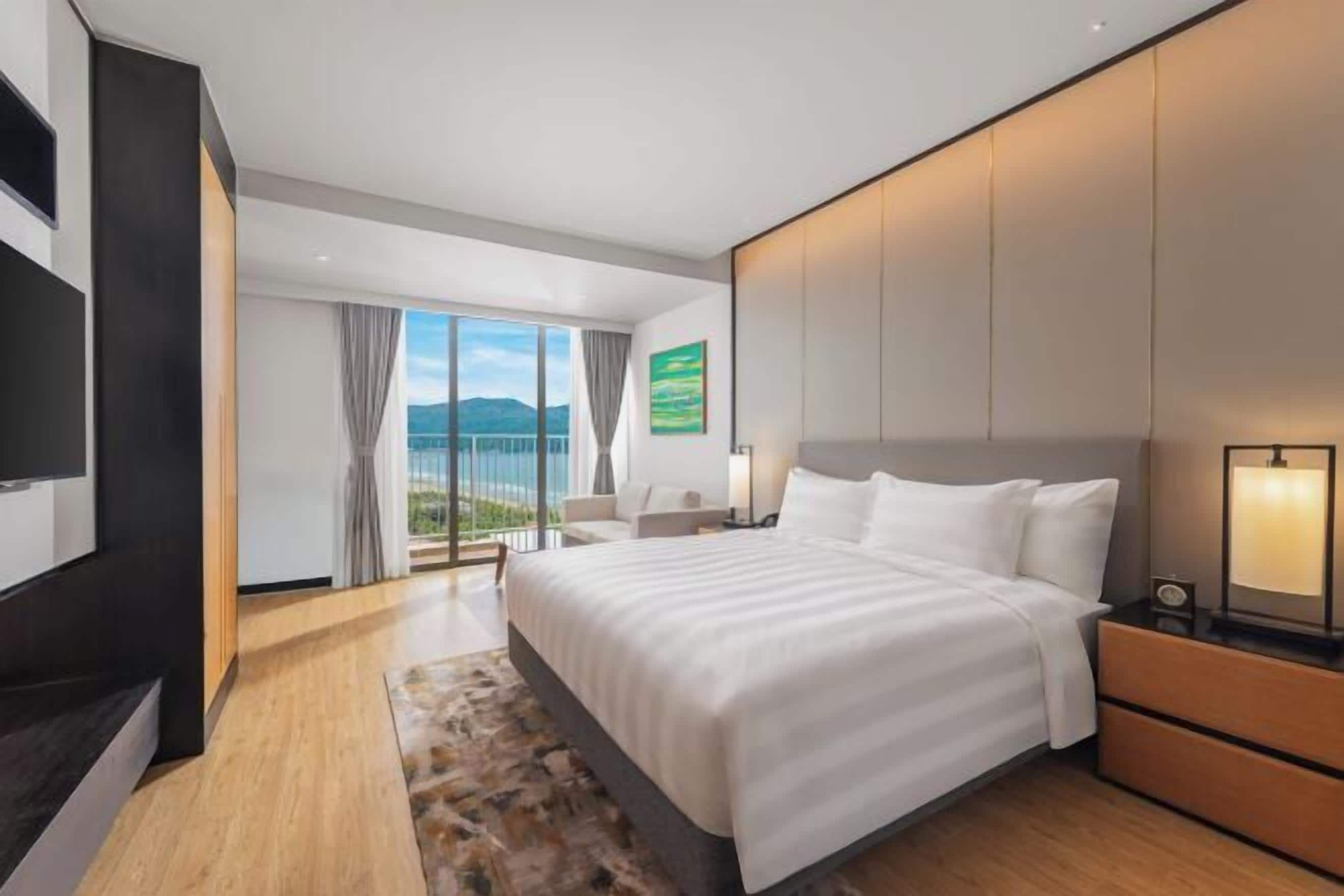 Frigobar, cofres nos quartos, escrivaninha, cortinas blackout