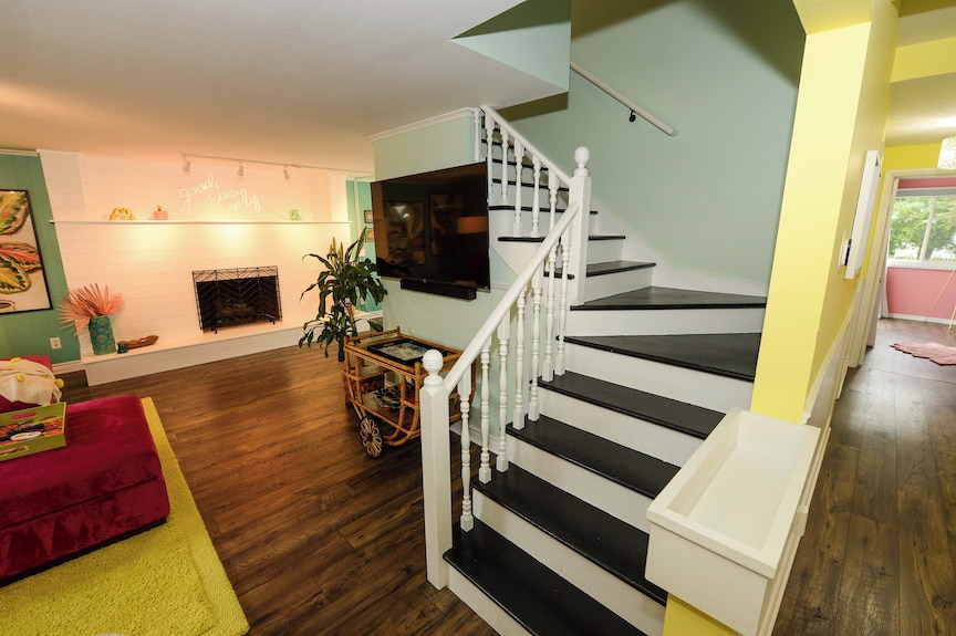 Colorful & Fun 3br/2ba Gem In East Tawas - Close To Sand, Shops, And Sunrises! - Tawas Point State Park, East Tawas