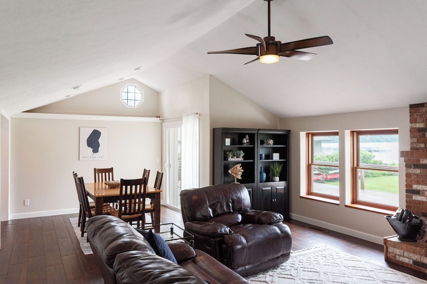 Peaceful Lakehouse Crystal Clear Water Views Family Fun - Elkhart