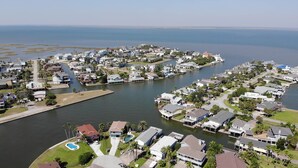 Área residencial com casas ao longo de um canal, incluindo cais e marina.