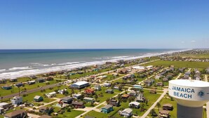 Área residencial com um tanque d'água identificado como 