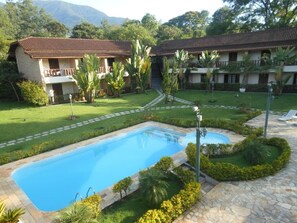 Piscina exterior, guarda-sóis, espreguiçadeiras