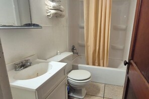 Single Bed Non-Smoking | Banheiro | Secador de cabelo (mediante solicitação), toalhas de banho