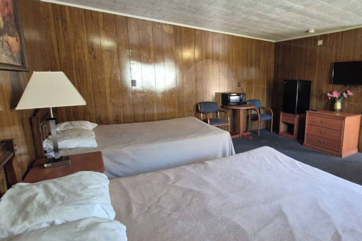 2 Queen Beds Non-Smoking | Escrivaninha, ferros/tábuas de passar roupa, Wi-Fi de cortesia