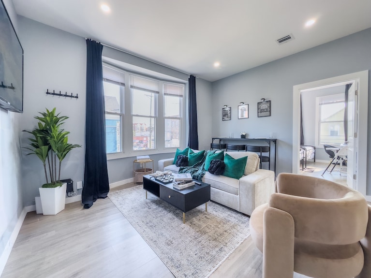 Stylish Secret: 1 Free Parking + Walk To Train, Sleep 8, 10% Off 7 Days - New York City