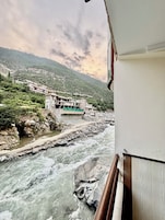 Quarto luxo, sacada, vista para a montanha | Vista da sacada