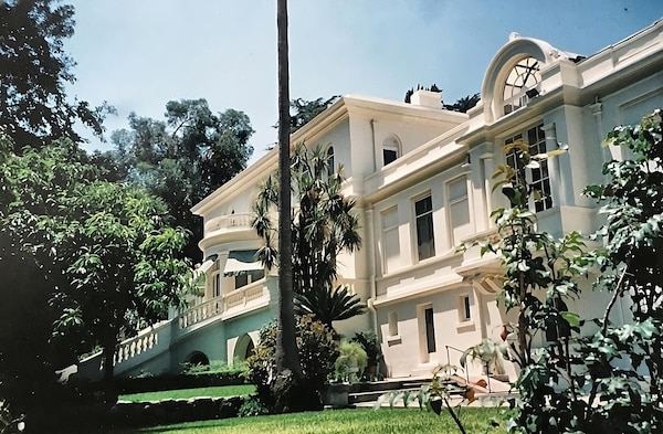 Prime Location! Onsite Pet-friendly Property, Outdoor Pool, Parking - Alhambra, CA