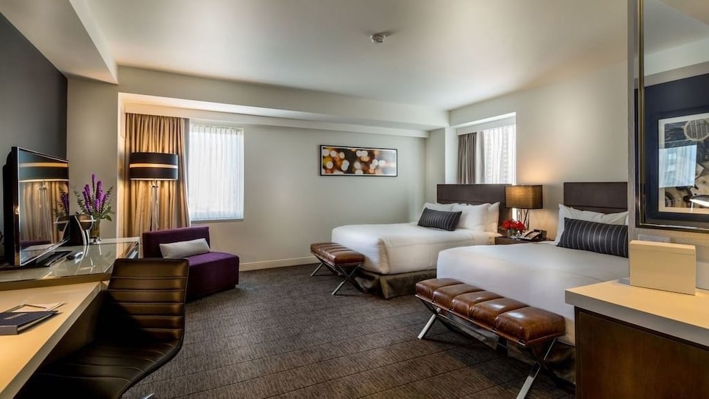 2 Luxury Queen With Rooftop Lounge & City Views Near Attractions - Chicago, IL