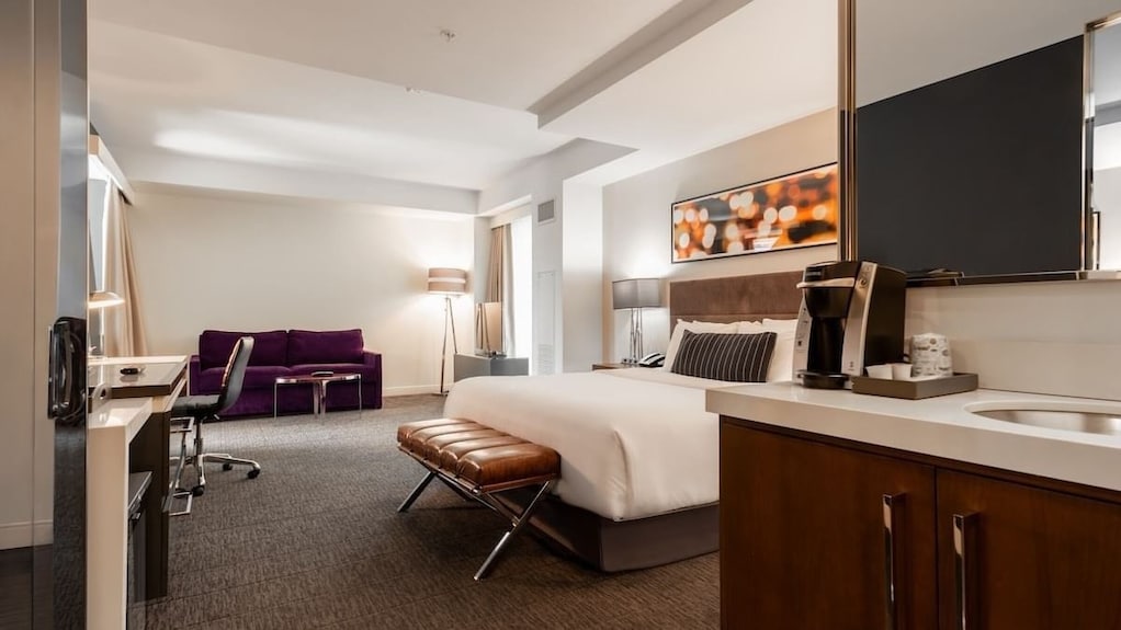 2 Relaxing Rooms With Rooftop Lounge & City Views Of Chicago - Chicago, IL