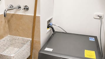 1 quarto, cofre no quarto, secretária