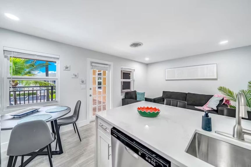 Tropical Paradise + Pool & Patio - Fort Lauderdale, FL