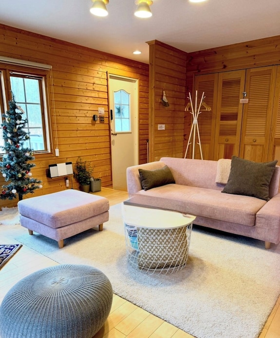 Enjoy A Private Sauna And Authentic Charcoal Bbq In The Quiet Forest Of Kita-karuizawa At The Bright Red Finland House. - 군마현