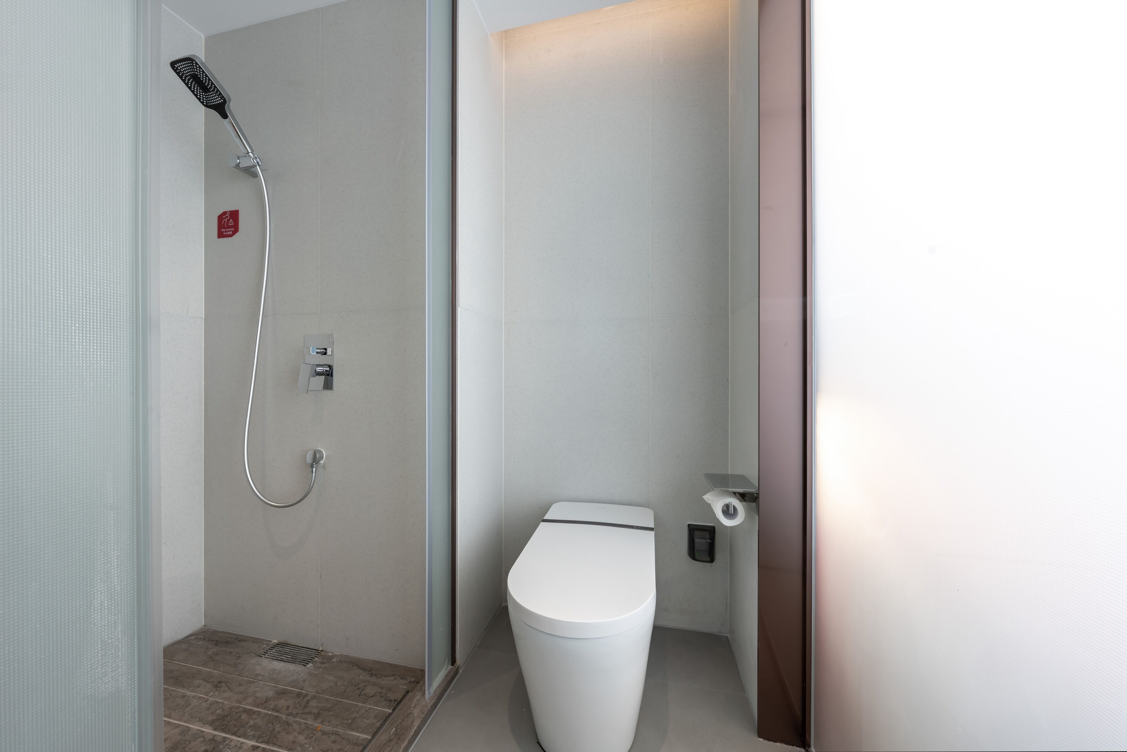 Quarto Duplo Empresarial | Casa de banho | Um polibã, um secador de cabelo, chinelos, toalhas fornecidas 