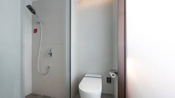 Quarto Duplo Empresarial | Casa de banho | Um polibã, um secador de cabelo, chinelos, toalhas fornecidas