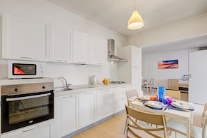 Apartamento Familiar, 2 quartos, 2 casas de banho (Viadelmare Apartment Monopoli 200m) | Cozinha privada | Um frigorífico, um micro-ondas, um forno, uma placa de cozinha
