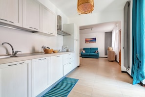 Apartamento Familiar, 2 quartos, 2 casas de banho (Viadelmare Apartment Monopoli 200m) | Cozinha privada | Um frigorífico, um micro-ondas, um forno, uma placa de cozinha