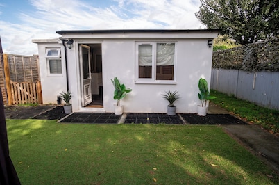 1 Bed-sleeps 4-private Garden-free Parking