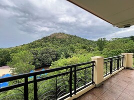 Quarto Deluxe, vista para a montanha | Secretária, Wi-fi grátis, roupa de cama fornecida 