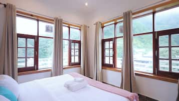 Quarto luxo | 1 quarto, escrivaninha, espaço de trabalho para notebook