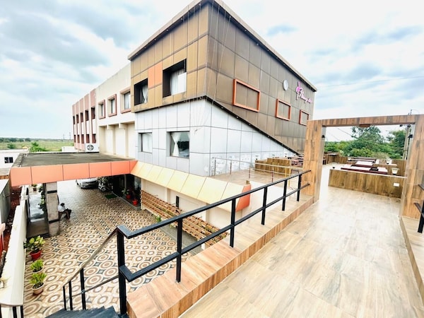 Monarch Express, Sri City - Tada