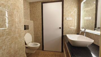 Quarto duplo superior | Banheiro | Chuveiro, toalhas de banho, sabonete, shampoo