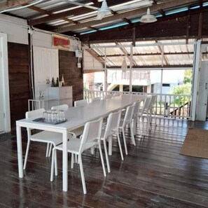 Quarto Duplo Deluxe, vista para o jardim | Sala de estar | Televisor de ecrã plano de 32 polegadas com canais por cabo 