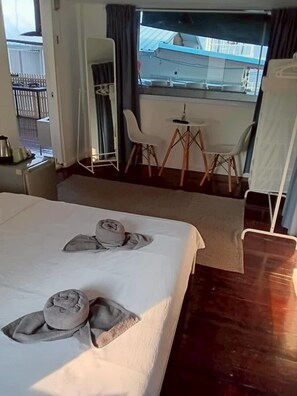 Quarto Duplo Deluxe, vista para o jardim | Wi-fi grátis, roupa de cama fornecida 