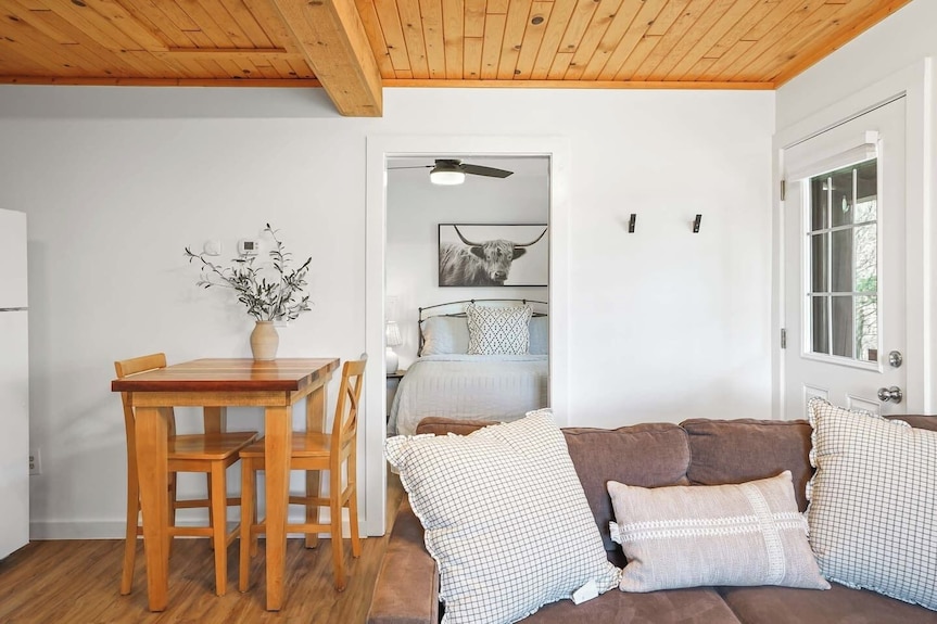 New Listing! Cozy Couples Cabin, Hot Tub, Fire Pit - Logan, OH