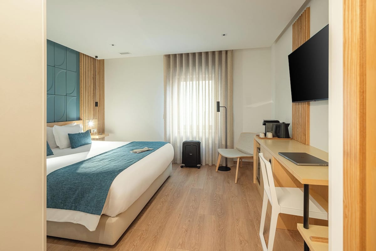 Quarto casal standard | Escrivaninha, espaço de trabalho para notebook, Wi-Fi de cortesia