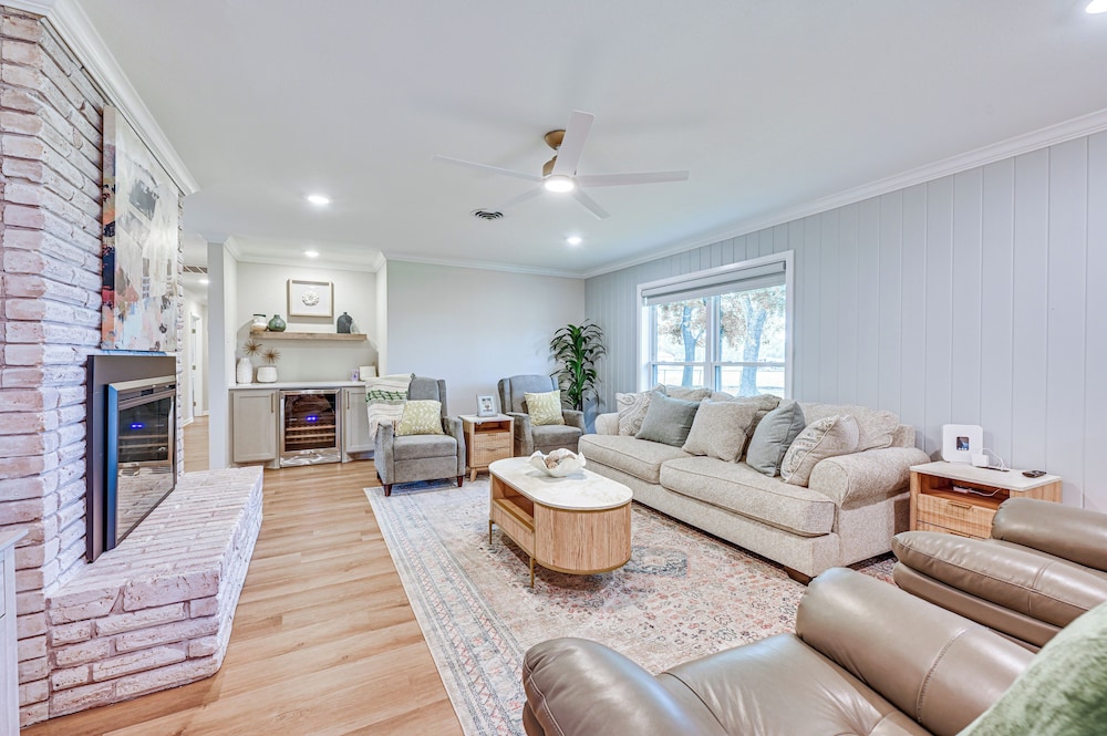 Patio, Yard, Views: Modern Home In Longview - Longview, TX